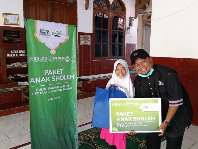UPZ Bulog Kanwil Jateng dan IZI Jateng salurkan Paket Anak Sholeh ... UPZ Bulog Kanwil Jateng dan IZI Jateng salurkan Paket Anak Sholeh ...