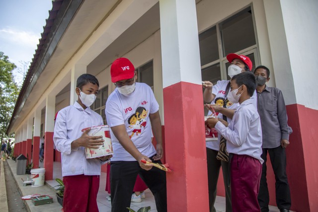 Foto: IFG Beri Bantuan 200 Paket Pendidikan di Desa Malasari, Bogor ...