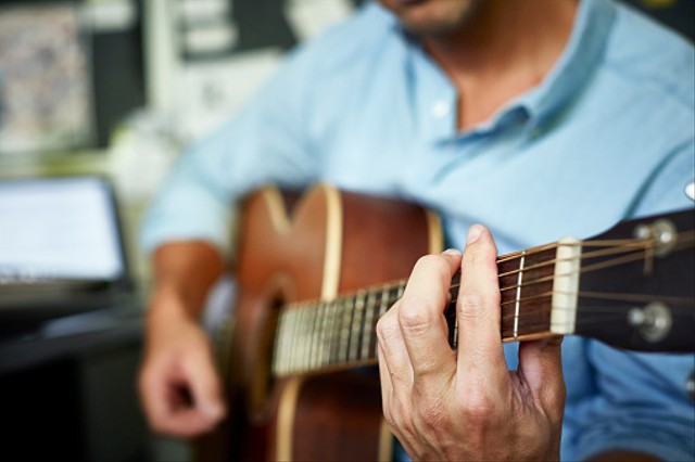 Cara Cepat Main Gitar tanpa Guru Lengkap dengan Tips Jitunya | kumparan.com