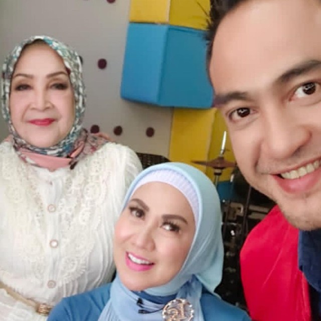 Ibu Ferry Irawan Alami Pecah Pembuluh Darah Mata Usai Anaknya Terjerat KDRT | kumparan.com