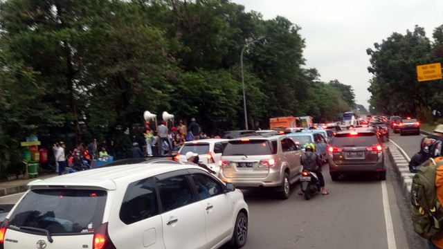 Demo Mahasiswa di Patung Kuda Bubar, Lalin Jalan Medan Merdeka Selatan ... Demo Mahasiswa di Patung Kuda Bubar, Lalin Jalan Medan Merdeka Selatan ...