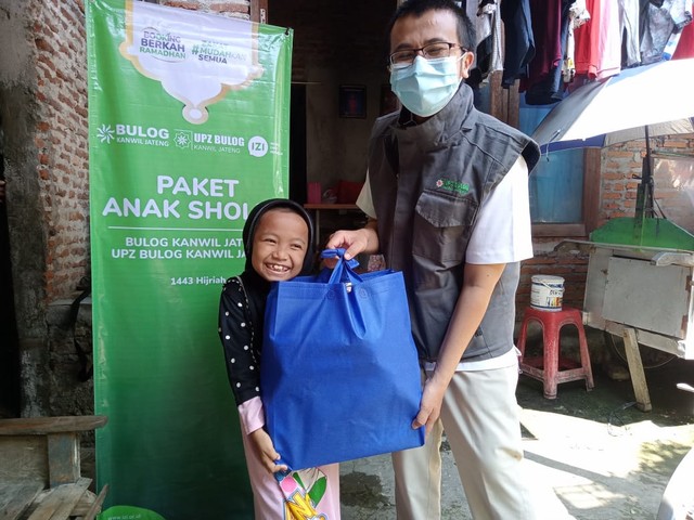 UPZ Bulog Kanwil Jateng dan IZI Jateng salurkan Paket Anak Sholeh ... UPZ Bulog Kanwil Jateng dan IZI Jateng salurkan Paket Anak Sholeh ...