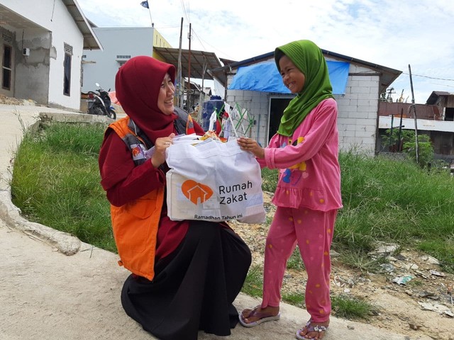 Rumah Zakat Salurkan Kado Lebaran Untuk Anak-anak Yatim | kumparan.com