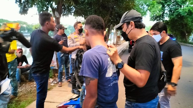 Polisi Gerebek Kampung Ambon, 7 Orang Bandar Narkoba Ditangkap | kumparan.com