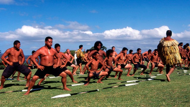 Menilik Asal-usul Tari Haka yang Diklaim Bule Bugil di Gunung Batur, Bali | kumparan.com