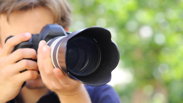 Tips Fotografi: Memegang Kamera DSLR yang Benar Bagi Pemula | kumparan.com