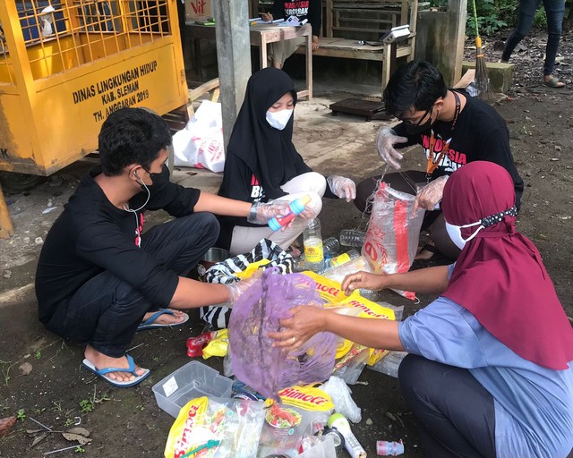Raih Hasil Sosialisasi Kkn 214 Umy Praktikan Sistem Bank Sampah Di
