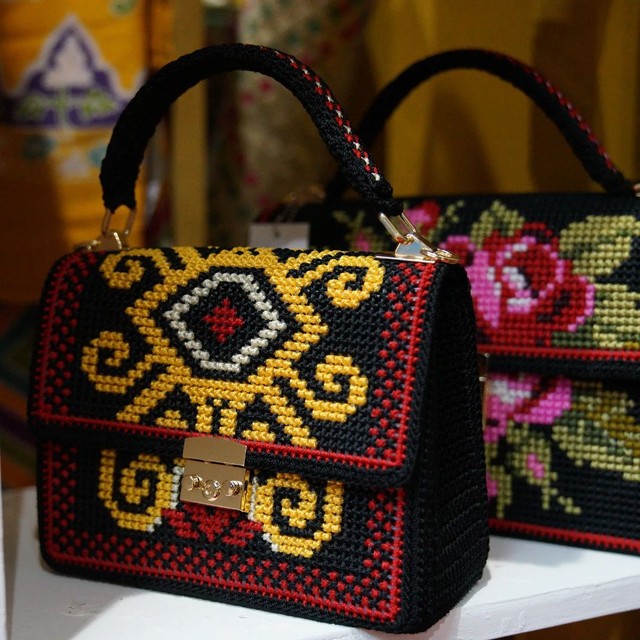 Tas Sulam Kristik Kombinasi Rajutan Pikat Pengunjung INACRAFT di ...