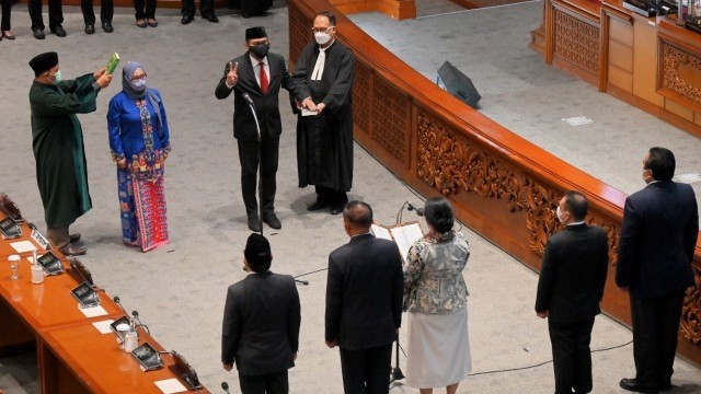 Profil Harvey Malaihollo, Anggota DPR yang Nonton Video Porno Saat Rapat | kumparan.com