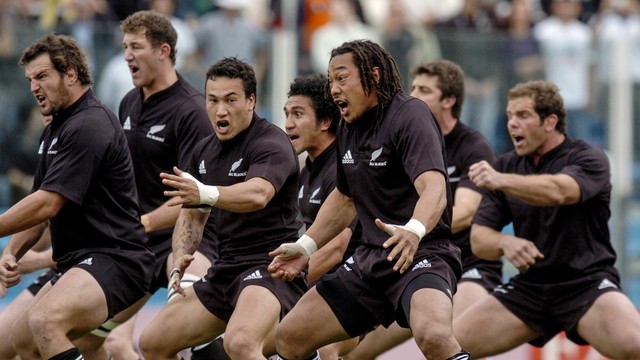 Menilik Asal-usul Tari Haka yang Diklaim Bule Bugil di Gunung Batur, Bali | kumparan.com