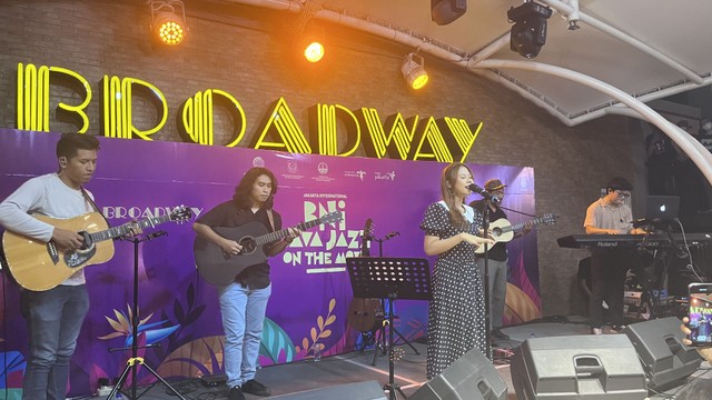 IDGITAF dan Nadin Amizah Tampil Syahdu di BNI Java Jazz On The Move ...