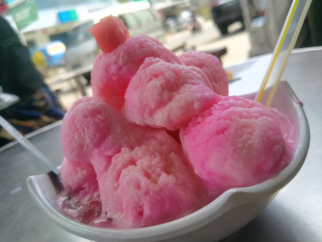 Menikmati Segarnya Es Nona Pontianak di Tengah Cuaca Panas | kumparan.com