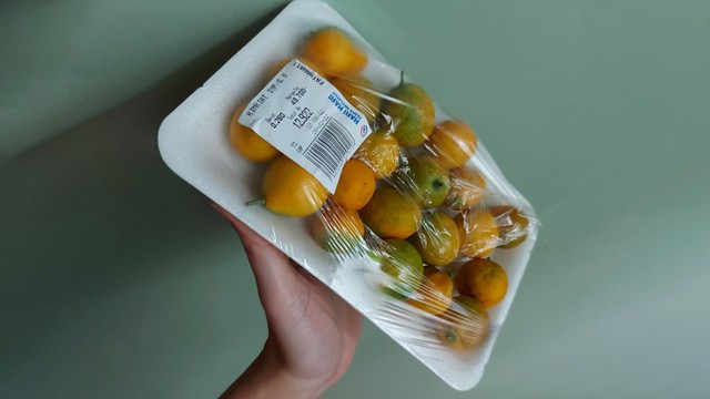 Mencicipi dan Menelusuri Manfaat Buah Kimkit, Jeruk yang Bisa Dimakan ...