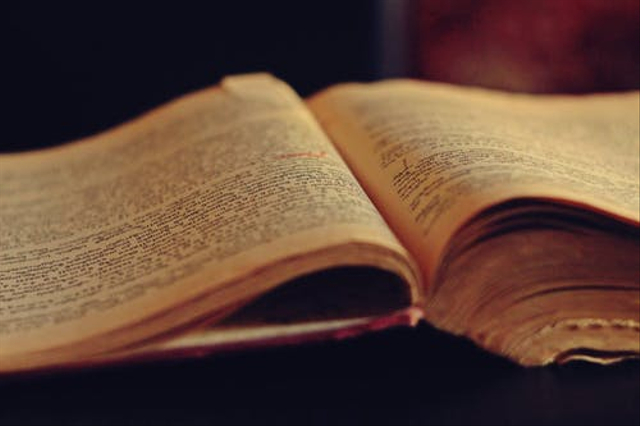 Isi dan Bahasa yang Digunakan pada Kitab Taurat | kumparan.com