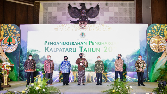 10 Pejuang Lingkungan Terima Penghargaan Kalpataru dari KLHK | kumparan.com
