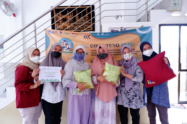 Mahasiswa IPB University Bersama PKK Kebon Kopi Buat Bantal Ecobrick ...