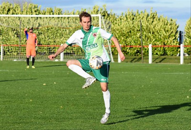 Pengertian Posisi Bek Kiri dalam Permainan Sepak Bola | kumparan.com