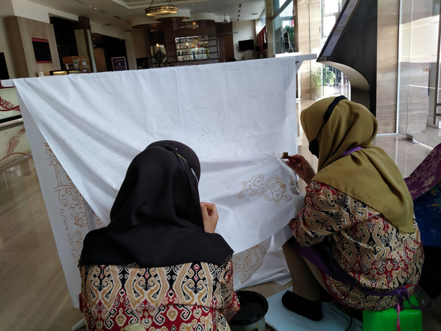 Melihat Pameran Batik Khas Kalbar di Hotel Mercure Pontianak | kumparan.com