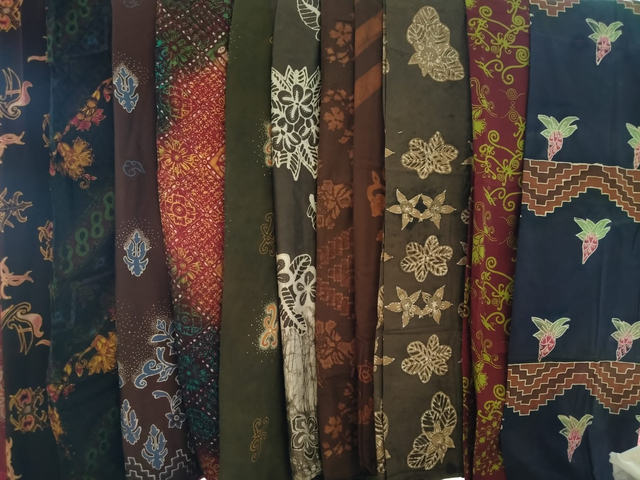 Melihat Pameran Batik Khas Kalbar di Hotel Mercure Pontianak | kumparan.com