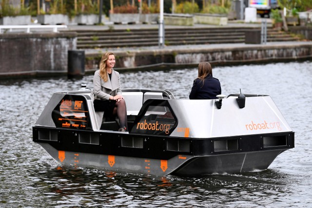Foto: Peneliti Belanda Uji Coba Robot Perahu Bertenaga Listrik ...