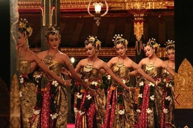 Pengertian Tari Berkelompok dan Contohnya | kumparan.com