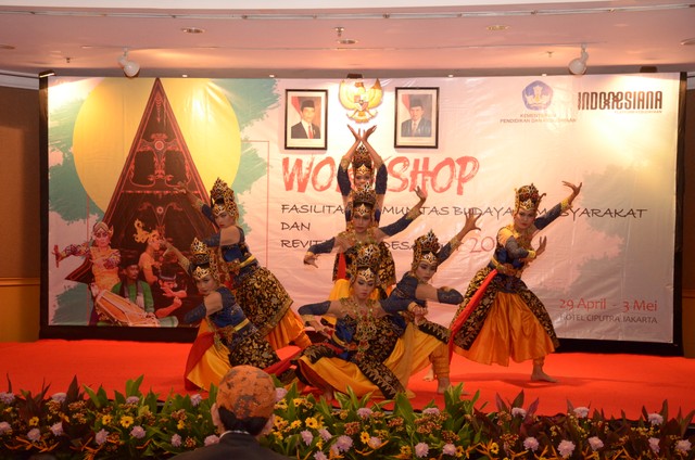 Pengertian Pertunjukan Tari Sunda dan Penjelasannya | kumparan.com