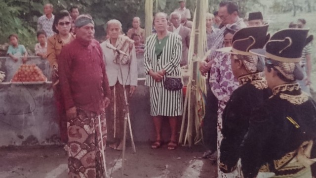 Orang-orang Kepepet Masalah Bersemedi di Sendang Ayu, Sleman | kumparan.com