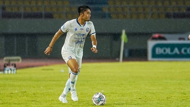 Detik-detik Rizky Dwi Cetak Gol Free Kick Indah ke Gawang Madura United ...