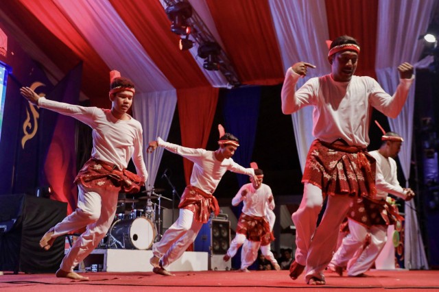 Pola Lantai Tari Seudati Beserta Gerakan hingga Kostum yang Digunakan ...