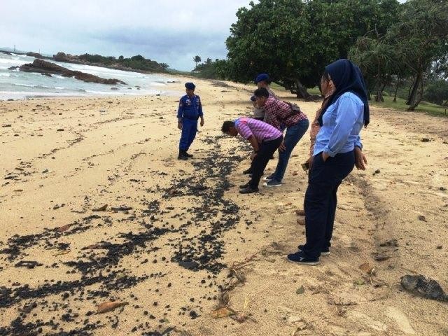 Pesisir Pantai di Bintan Kembali Tercemar Limbah Minyak | kumparan.com