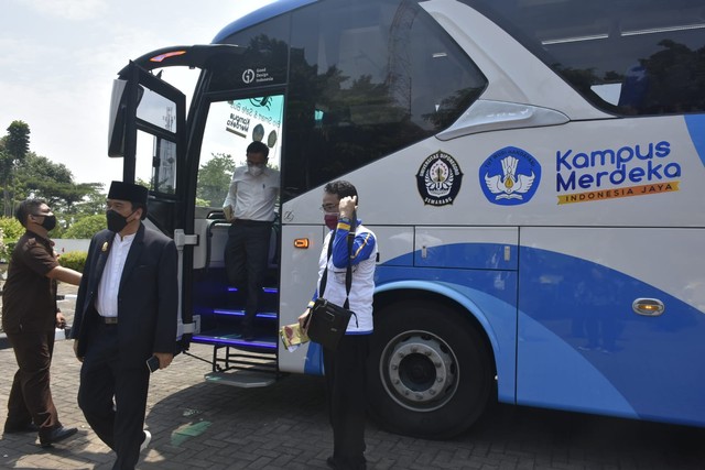 Undip Luncurkan Bus Anticovid Pertama di Indonesia | kumparan.com
