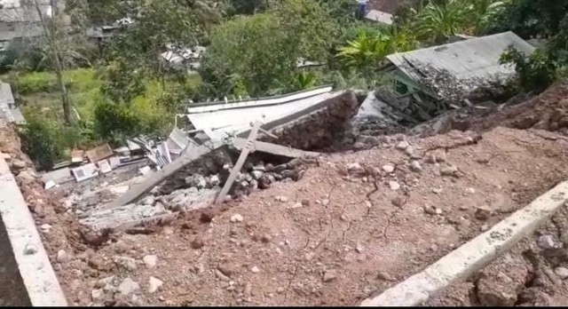 Tanah Longsor di Bandar Lampung, 3 Rumah Semi Permanen Rusak Parah | kumparan.com