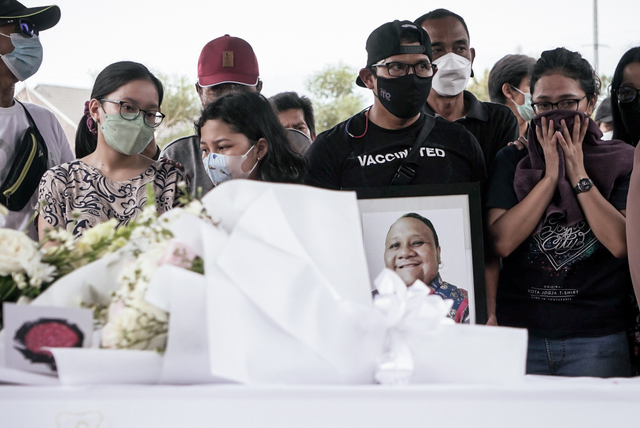 Tangis Istri Iringi Prosesi Pemakaman Rony Dozer | kumparan.com