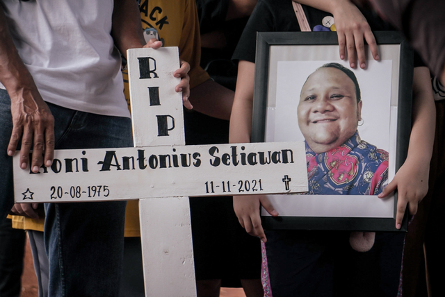 Tangis Istri Iringi Prosesi Pemakaman Rony Dozer | kumparan.com