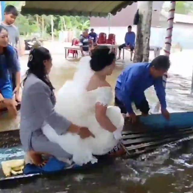 Viral, Warga Katingan Gelar Acara Pernikahan di Tengah Banjir | kumparan.com