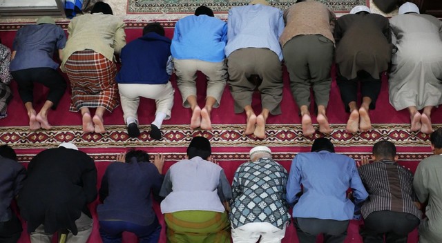 Hadits tentang Shalat Jumat dan Alasan yang Memperbolehkan ...