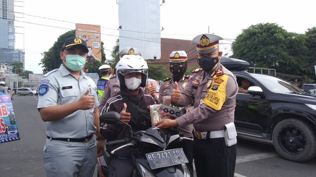 Polisi Cek Kelengkapan Surat dan Prokes pada Ops Zebra 2021 di Lampung | kumparan.com