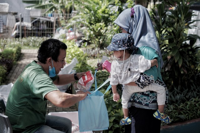Foto: Warga Jakarta Terima Harga Sembako Murah dari Program Pangan ...