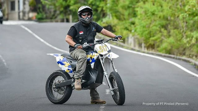 Motor Listrik Baru Pindad Bergaya Trail Mejeng di Mandalika, Ini ...