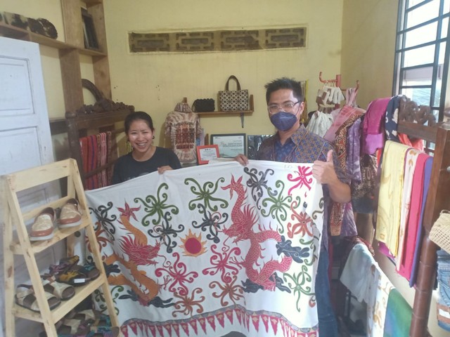 Listrik PLN Stabil Dukung Pengrajin Batik Singkawang | kumparan.com