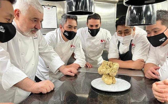 Chef Umberto Bombana Rela Gelontorkan Rp 1,6 Miliar untuk Beli Truffle ...