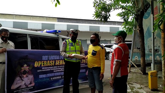 Operasi Zebra Lodaya, Polres Cirebon Kota Bagikan Masker dan Sembako | kumparan.com