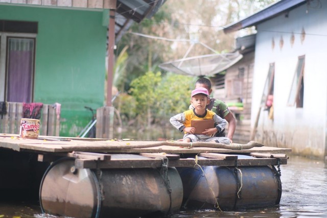 Pemasangan Geobag dan Geotube untuk Atasi Banjir Sintang Mulai ...