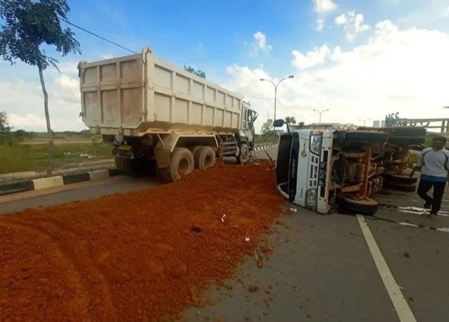 Truk Pengangkut Tanah Ngebut di Jalan Raya Batam Ancam Nyawa Pengguna ...