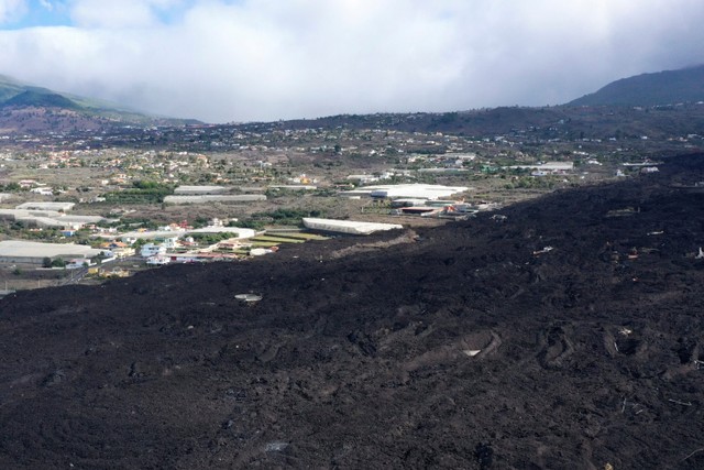 Foto: Lava Hitam Gunung Berapi Cumbre Vieja Jadi Pemandangan Baru Pulau ...