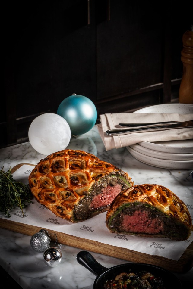 Mencicipi Steak Sultan dengan Daging Wagyu Tomahawk Berlapis Emas 24 ...
