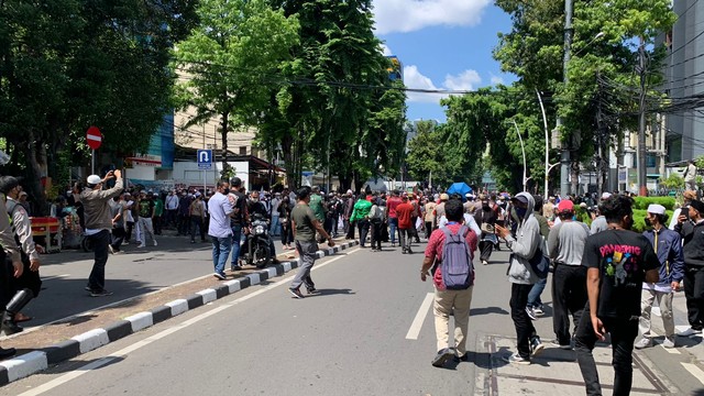 Polisi Mulai Bubarkan Massa Reuni 212 di Samping Bawaslu | kumparan.com Polisi Mulai Bubarkan Massa Reuni 212 di Samping Bawaslu | kumparan.com