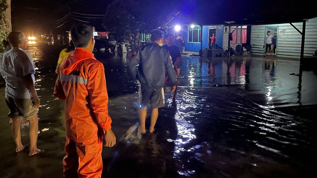 Cuaca Ekstrem, Banjir Rob Hantam Pesisir Kumai di Kabupaten ... Cuaca Ekstrem, Banjir Rob Hantam Pesisir Kumai di Kabupaten ...