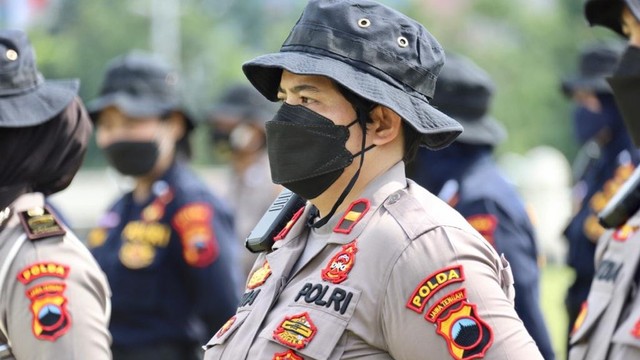 Puluhan Polwan dari Polda Jateng Diterjunkan Bantu Korban Gunung Semeru | kumparan.com