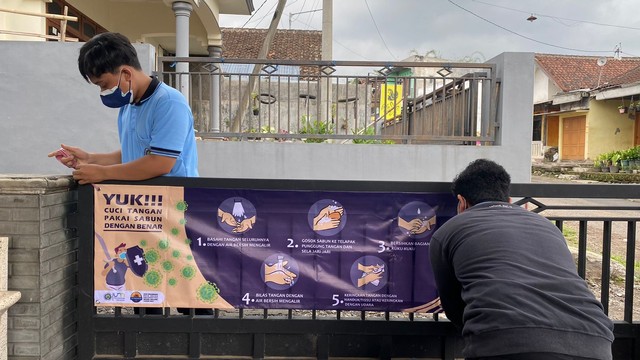 Pemasangan Banner Pencegahan COVID-19 di Desa Bocek Oleh Tim UM 2021 ...